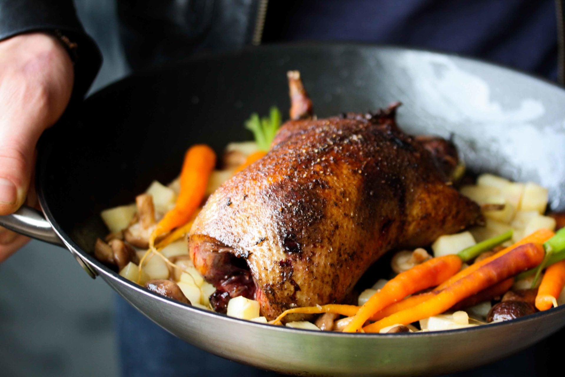 Wilde eend van de jacht met aardappel, wortel en salade – Lindenhoff.nl