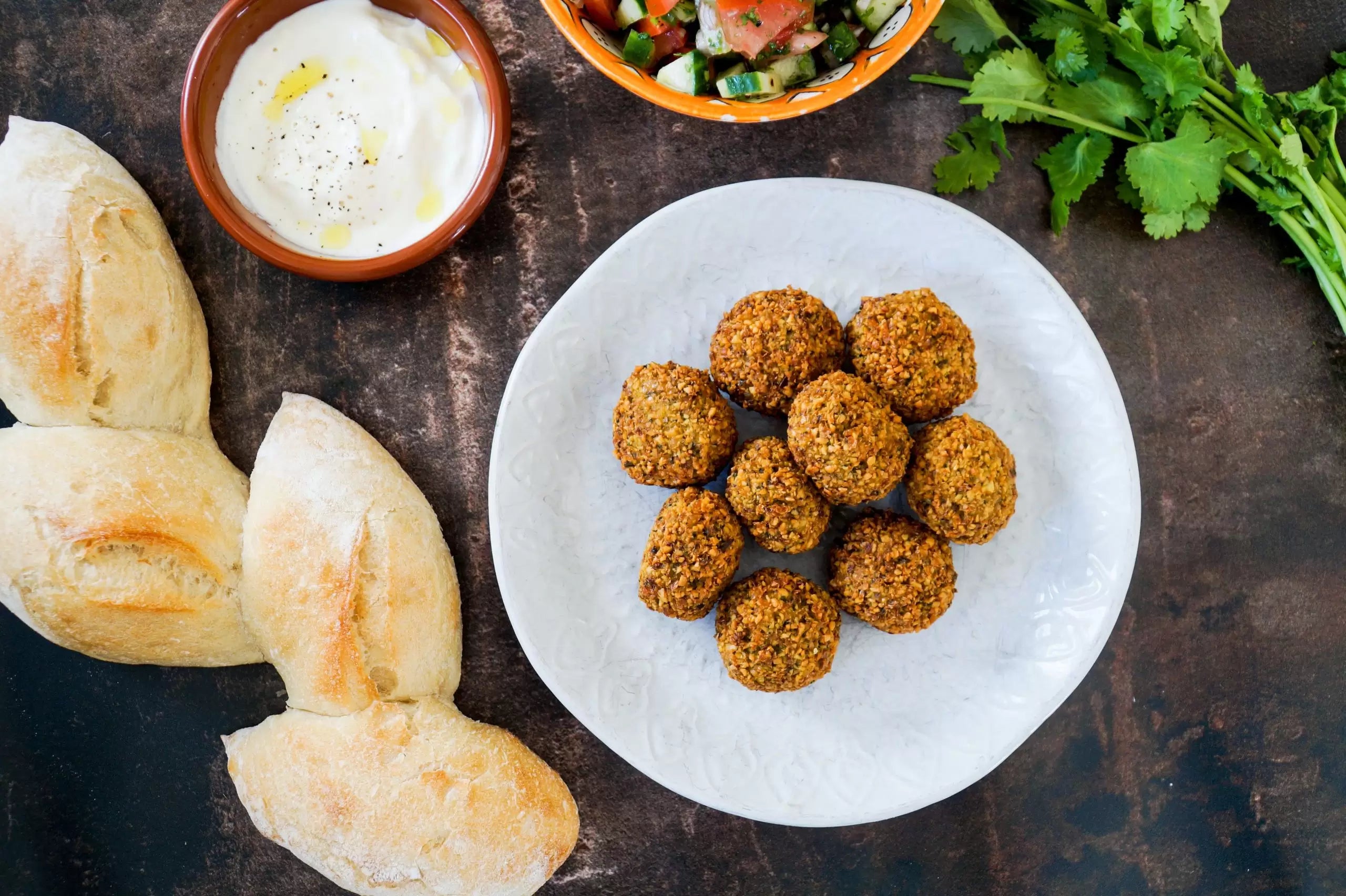 Zelfgemaakte falafel met Israëlische salade en yoghurtsaus – Lindenhoff.nl