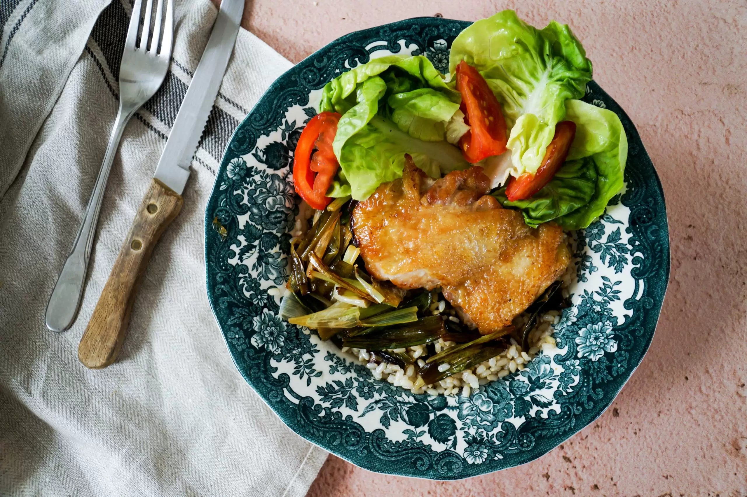Kippendijfilet met natuurrijst, gebakken bosui en salade – Lindenhoff.nl